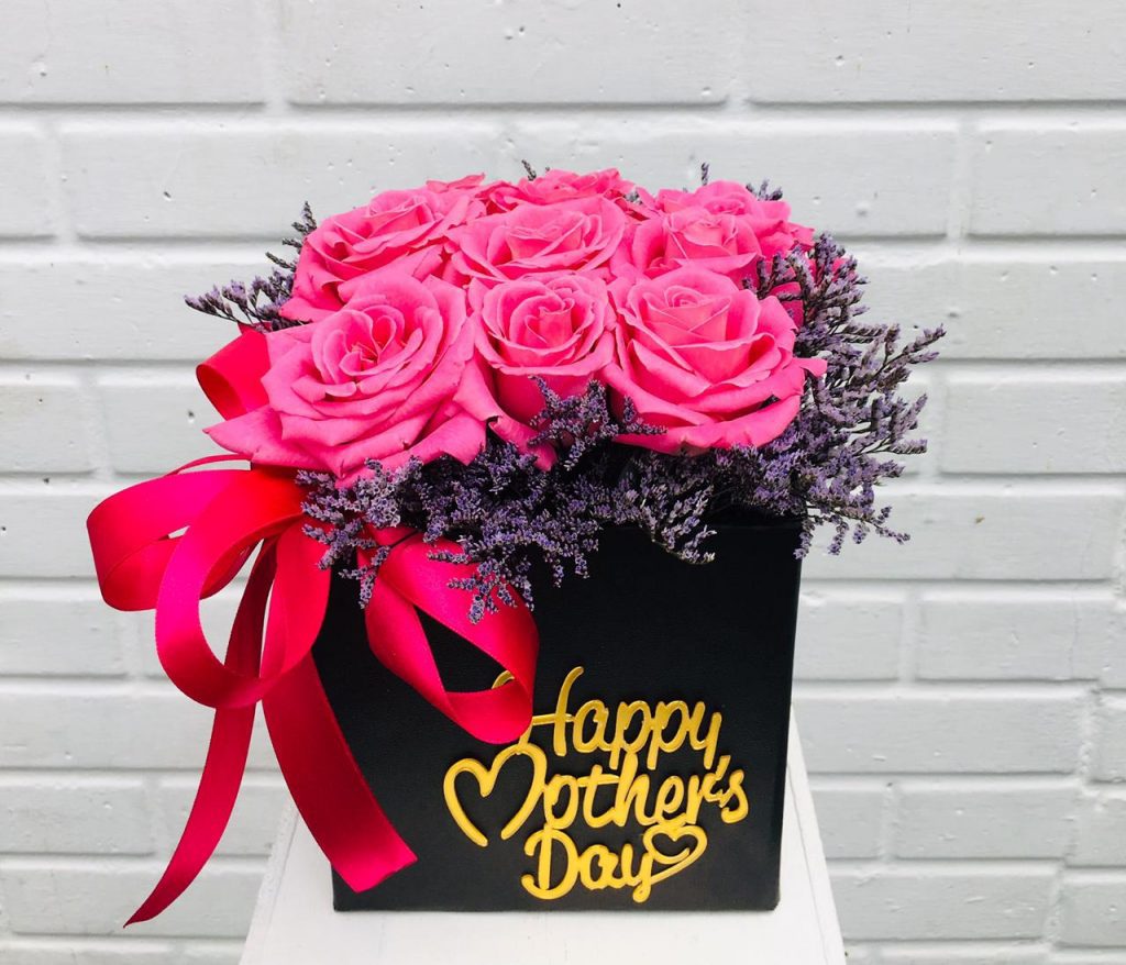 Caja pequeña de rosas con flores de complemento – FloristerÃ­a Sensaciones
