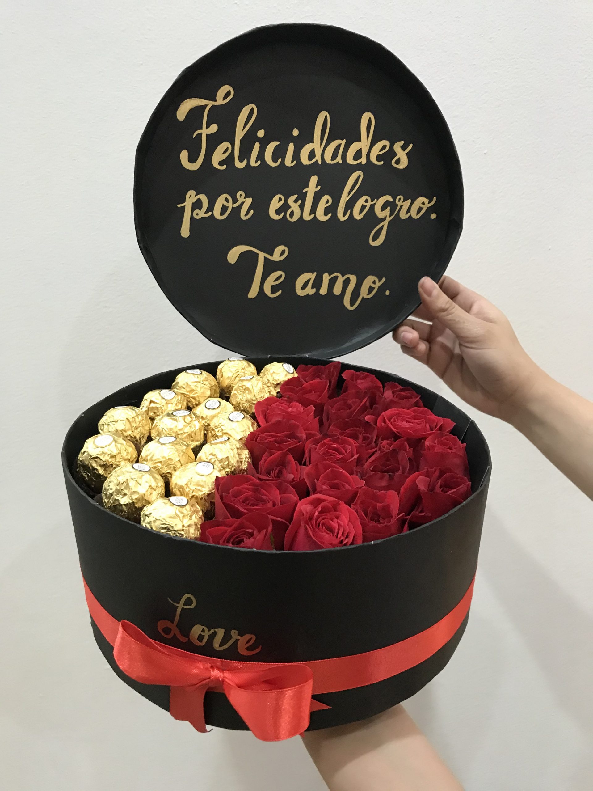 Caja Mediana Con Frase Personalizada Rosas Y Chocolates Ferrer