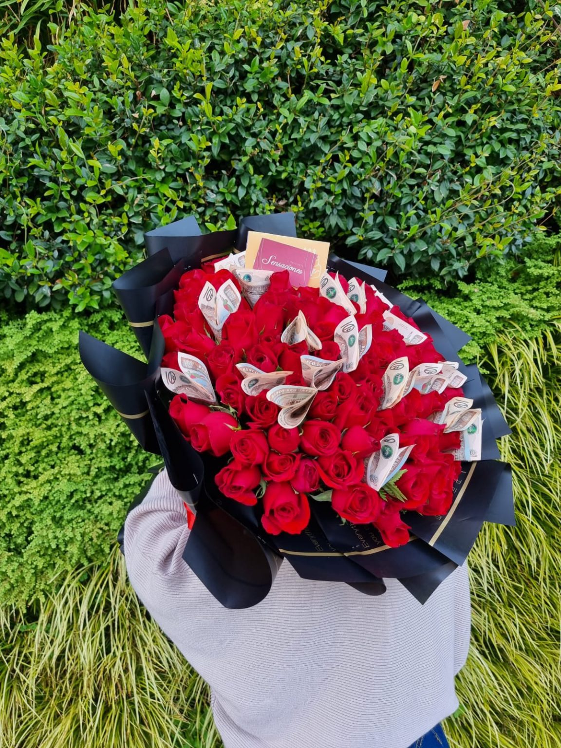 Ramo de 100 rosas con billetes – FloristerÃ­a Sensaciones