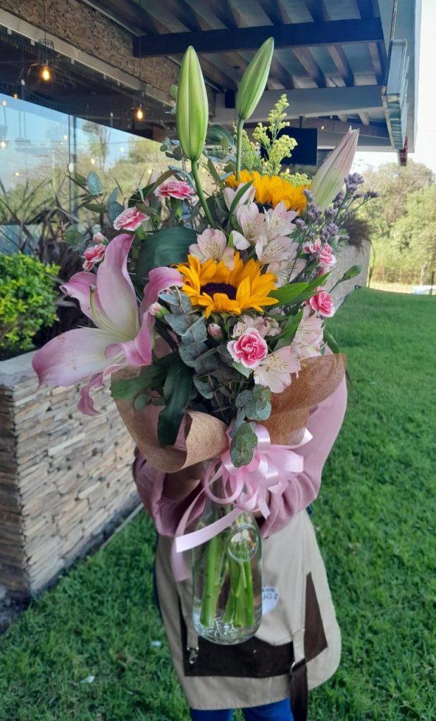 Ramo de girasoles y lirios con base de vidrio – FloristerÃ­a Sensaciones
