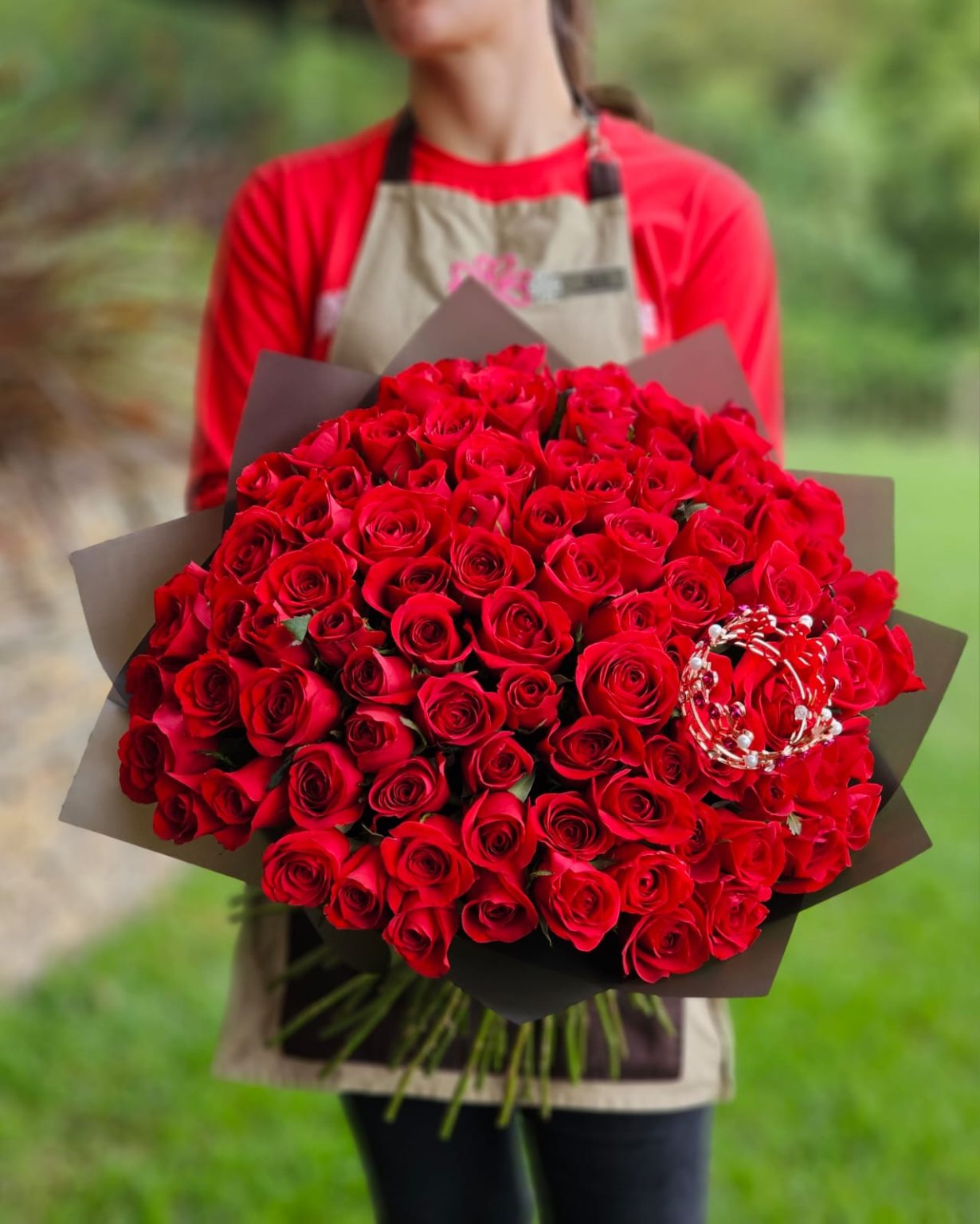 Ramo de 100 rosas con coronita – FloristerÃ­a Sensaciones