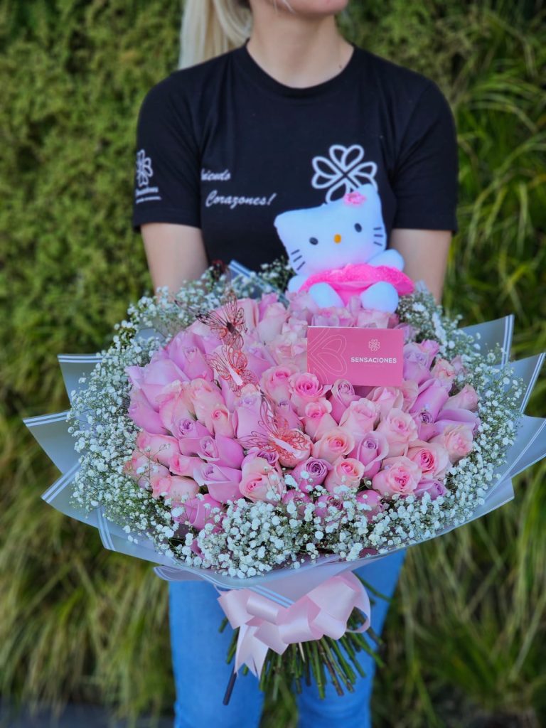 Ramo Hello Kitty de 100 rosas – FloristerÃ­a Sensaciones