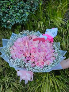 Ramo Hello Kitty de 100 rosas – FloristerÃ­a Sensaciones