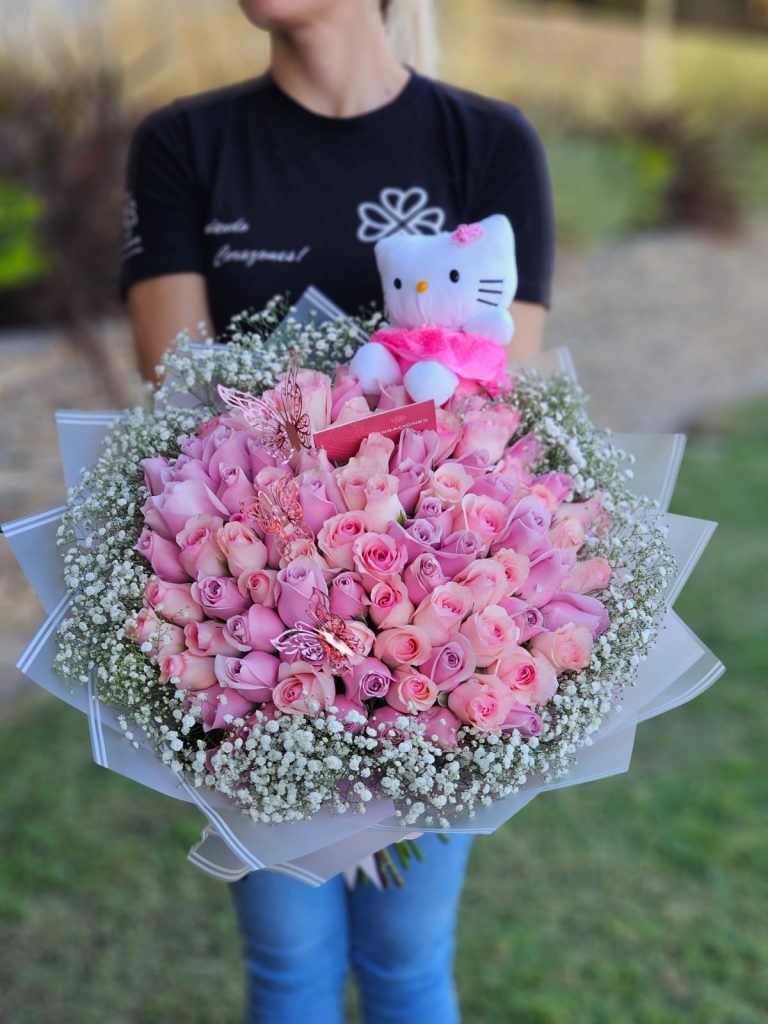 Ramo Hello Kitty de 100 rosas – FloristerÃ­a Sensaciones